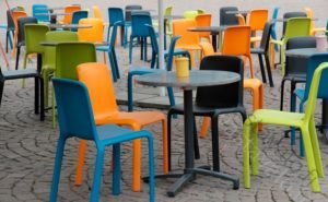 How to Clean Plastic Chairs-Cleaning Hacks - Homeaholic